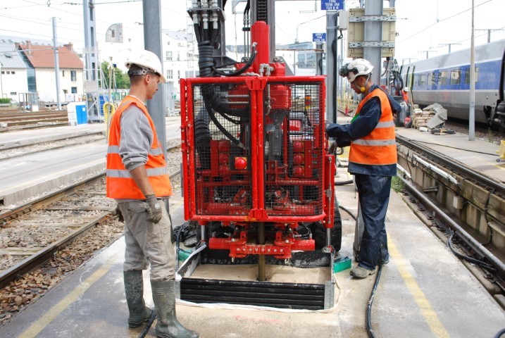 Foreuses de géotechnique en service dans les travaux de sondages en ...